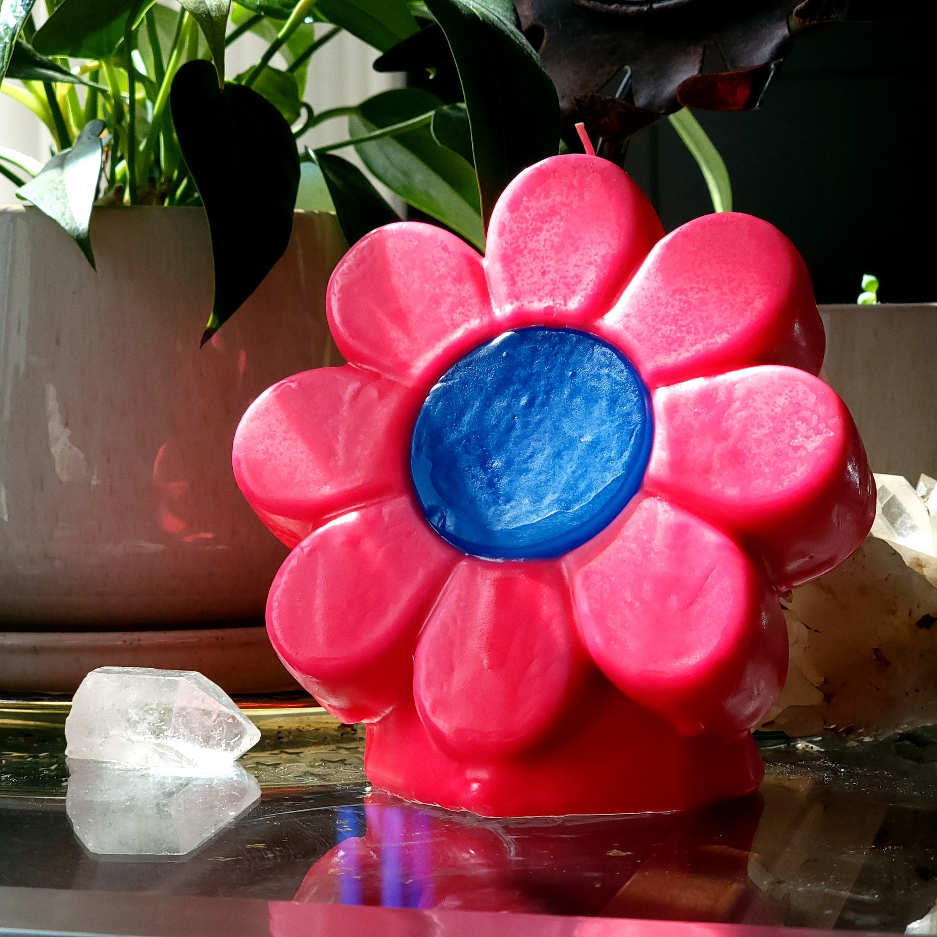 Vintage Groovy Flower Blacklight Reactive Candle - Ozone Gifts